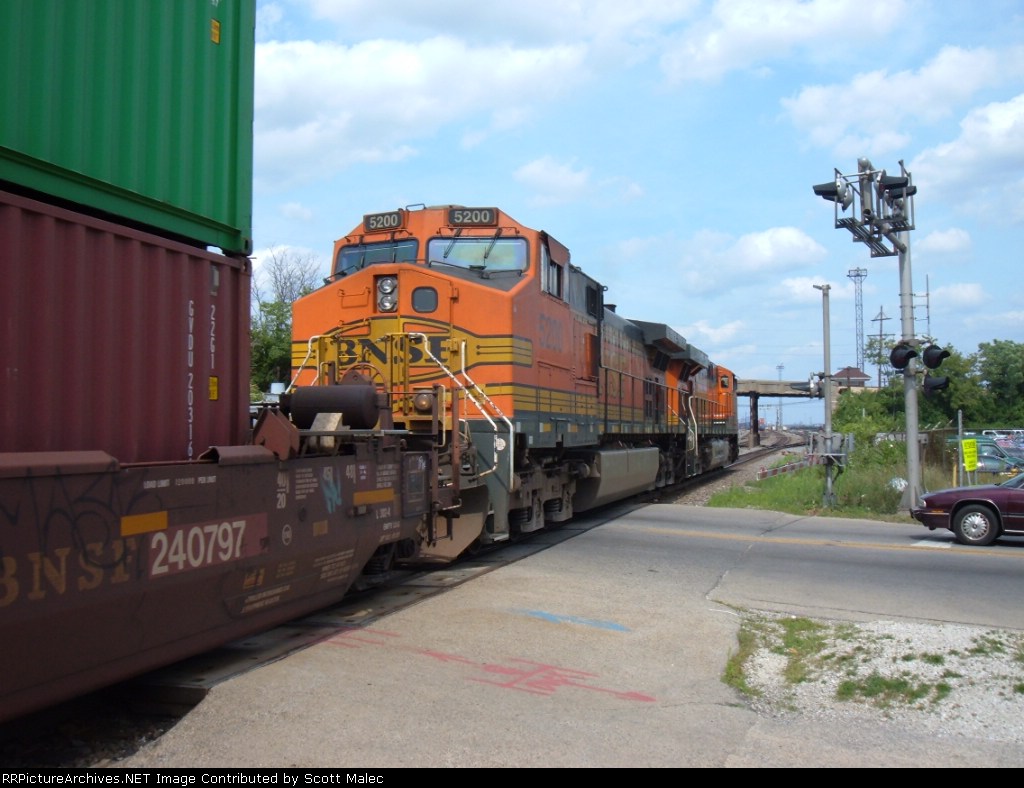 BNSF 7716 & 5200